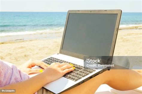 화창한 날에는 해변에 노트북에서 일 하는 젊은 금발 머리 여자 여성 손 흰색 노트북 컴퓨터 노트북 블로깅 카피 라이팅에 입력 닫습니다 가 까이 서 공간을 복사 합니다 관능에