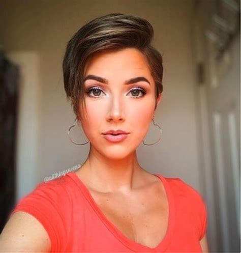 10 Sexy Short Haircuts That Are Just In Time For The Holidays La