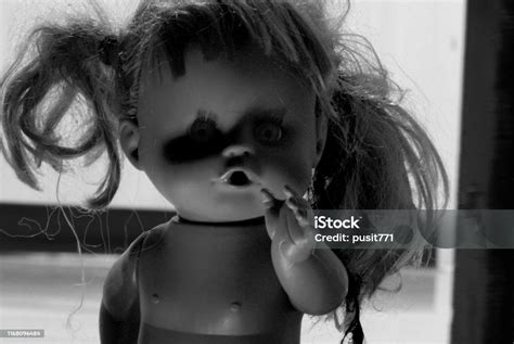 공포 샷 바닥에 무서운 인형 할로윈 밤 흑백 사진 스타일의 공포 인형 0명에 대한 스톡 사진 및 기타 이미지 0명 감정