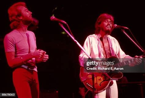 Robin Gibb And Barry Gibb Of The Bee Gees Perform On Stage In Foto