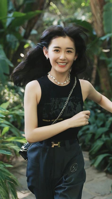 蒋依依：无袖打底衫配休闲长裤，好身材藏不住了财经头条