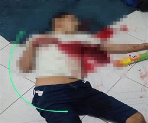 Notícias IMAGENS FORTES Pistoleiros invadem quitinete e executam