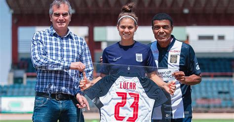 Alianza Lima Adriana Lúcar Recibió Homenaje De Teófilo Cubillas Por