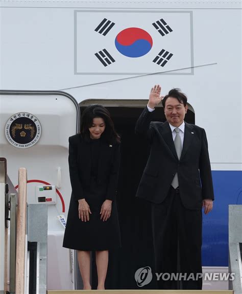 인사하는 윤석열 대통령 연합뉴스