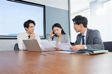 商务人士在办公室会议讨论高清图片下载 正版图片 摄图网 商务人士在办公室会议讨论高清图片下载 正版图片 摄图网