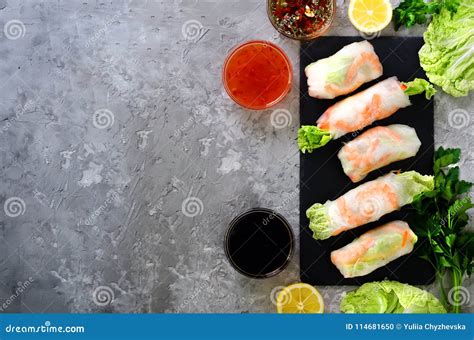 Ny Vietnames Asiat Den Kinesiska Matramen På Grå Färger Hårdnar Bakgrund Vårrullar Rispapper