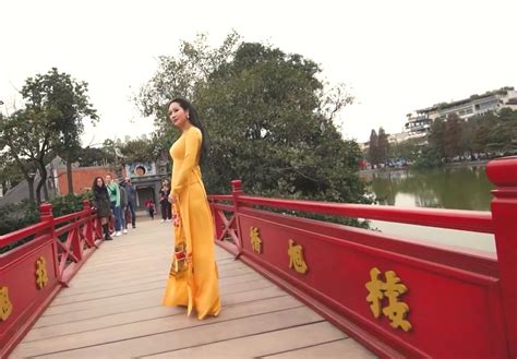 Pin Oleh Mong Manh Ta Ao Em Di Long Dress Out In Nature Di 2024