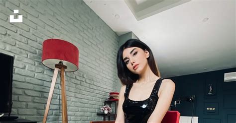 Foto Mujer Con Camiseta Negra Y Pantalón Negro Sentada En Una Silla De