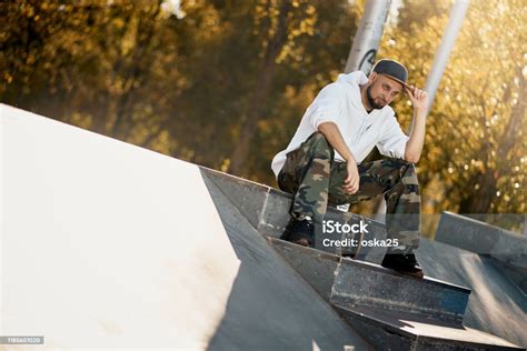 따뜻한 가을 날에 스케이트 보드와 스케이트 파크에서 남자 가을에 대한 스톡 사진 및 기타 이미지 가을 경사로 남자 Istock