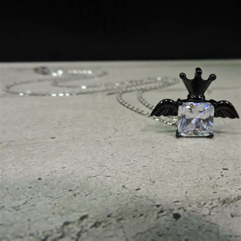 ΚΟΛΙΕ ΜΑΥΡΑ ΦΤΕΡΑ ΑΓΓΕΛΟΥ ΜΕ ΛΕΥΚΟ ΚΡΥΣΤΑΛΛΟ