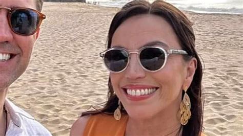 o marido Ana Paula Araújo surge deslumbrante em casamento na praia