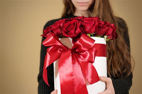 블랙 재킷 21 빨간 장미의 손에 풍부한 선물 꽃다발을 들고 있는 소녀 흰색 Hatbox에 꽃의 구성입니다 넓은 빨간 리본과