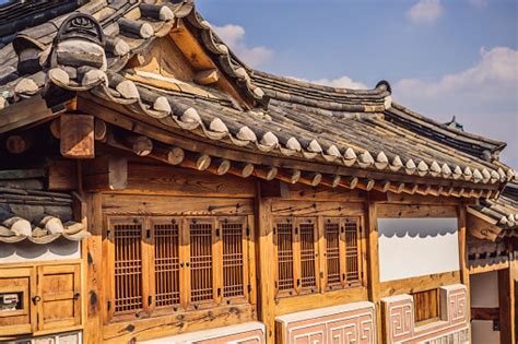 북촌 한옥마을은 한국의 전통가가 보존된 유명한 곳 중 하나입니다 0명에 대한 스톡 사진 및 기타 이미지 0명 거리 건물