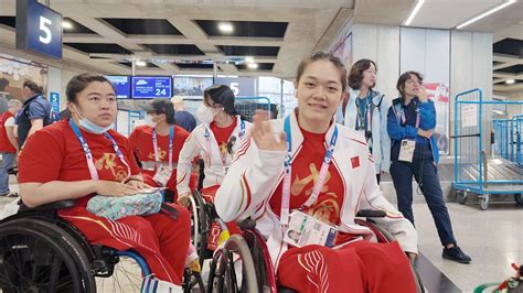 巴黎残奥会中国体育代表团抵达巴黎法国当地粉丝举着五星红旗欢迎 凤凰网资讯 凤凰网