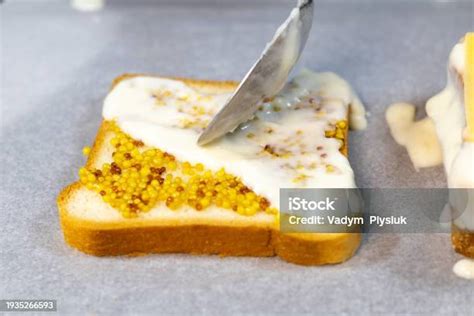 크로크 무슈와 크로크 마담의 준비 과정 베샤멜 소스에 얇게 썬 햄 녹인 치즈 디종 머스타드 수란을 곁들인 구운 샌드위치 가공육에 대한 스톡 사진 및 기타 이미지 Istock