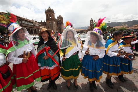 Apurimeños Interpretan Danza De La Huaylilla Por Navidad En Plaza De