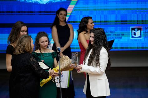 УНСС Ректорът на УНСС връчи „Студент на годината“ в категория „Хуманитарни и социални науки“