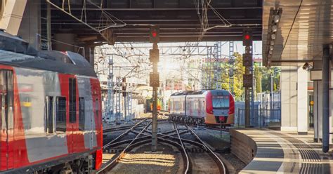 역을 떠나는 교외 고속 열차 빈 플랫폼 승객을 기다리는 또 다른 열차 사진 Unsplash의 교통 이미지