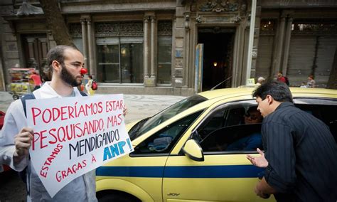 Estudantes Protestam Contra Atraso No Pagamento De Bolsas Pela Anp