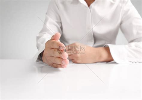 张开双手捧着展示概念高清图片下载 正版图片503032093 摄图网