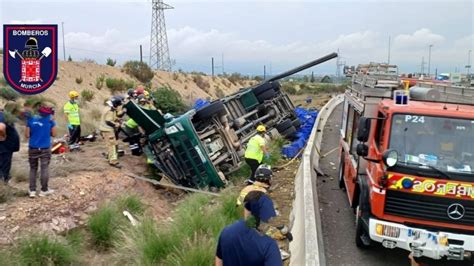 Dos Heridos Uno De Ellos Grave Al Volcar Un Camión En La A 7 En