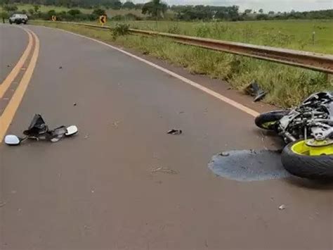 Motociclista perde controle da direção e morre ao bater em guard rail