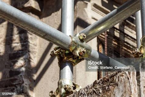 비계 파이프 클램프 및 부품 건설 현장에서 가까운 사용 에서 스캐폴드 클램프에 건물 강도의 중요한 부분 단계 구조 지원을위한 플랫폼 Crash Site에 대한 스톡 사진 및