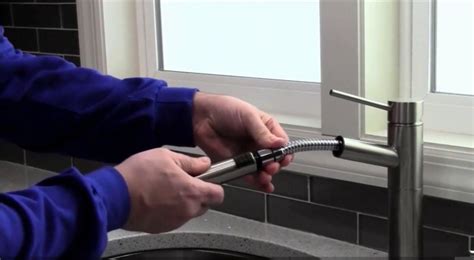 Comment remplacer le flexible de robinet à douchette