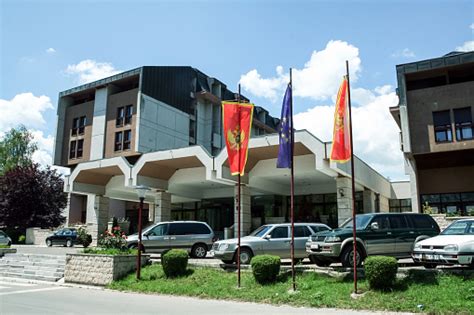 호텔 그랜드 앞에 자동차 Hotel Grand는 유고슬라비아 사회주의 건축양식의 상징인 세틴제의 주요 호텔 중 하나입니다 0명에