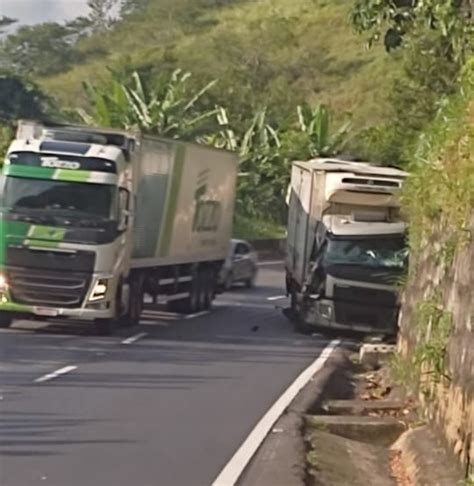 Caminhão Bate Em Barranco Na Descida Da Serra Das Araras Informa Cidade