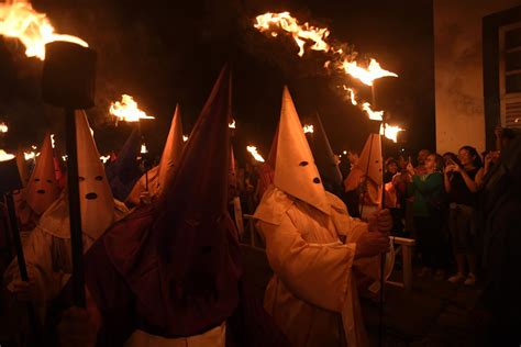 Papa lava os pés de 12 presidiários um deles brasileiro durante missa da Quinta feira Santa