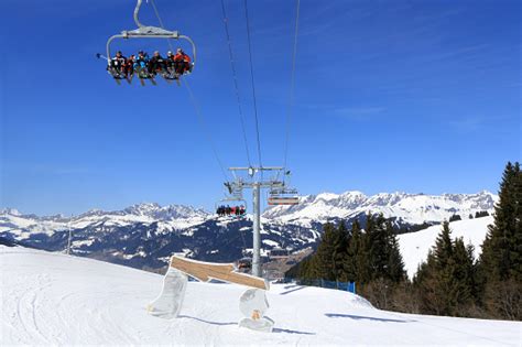 몽주에서 스키 슬로프와 체어리프트를 타보며 프랑스 알프스 생 제르바이 레 뱅 오트 사부아 프랑스 겨울에 대한 스톡 사진 및 기타