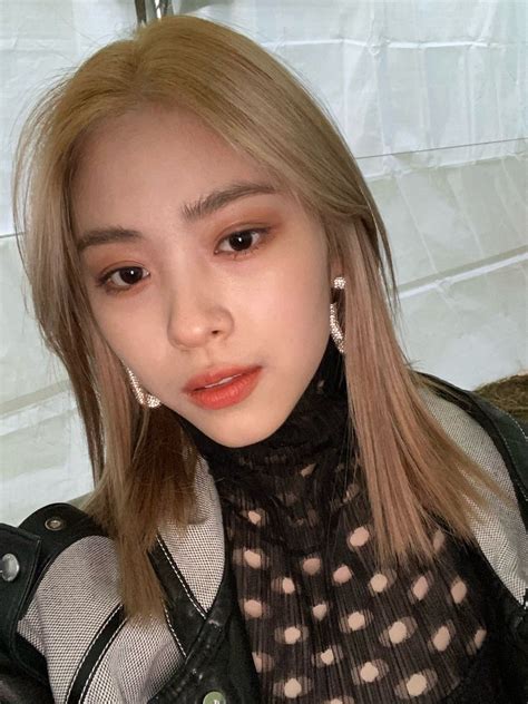 Itzy Kpop Girls Cool Girl Girl Group Short Hair Styles Pretty