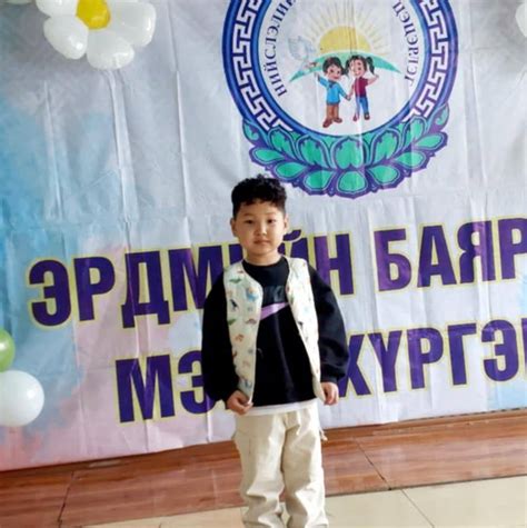 Гүндүүгүй Өндөр гэгээний ойд зодоглож байгаа Япон улсын бөх Ханада Хидэтора аймгийн хурц