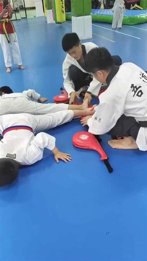跆拳道这样压腿，都已经很痛了，还要把脚垫起来，残忍！高清1080p在线观看平台腾讯视频