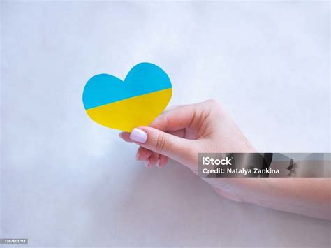 한 여성의 손이 노란색과 파란색으로 우크라이나 국기의 색으로 하트를 들고 있습니다 지지와 친밀감의 상징입니다 텍스트 배치 개념에 대한 스톡 사진 및 기타 이미지 Istock