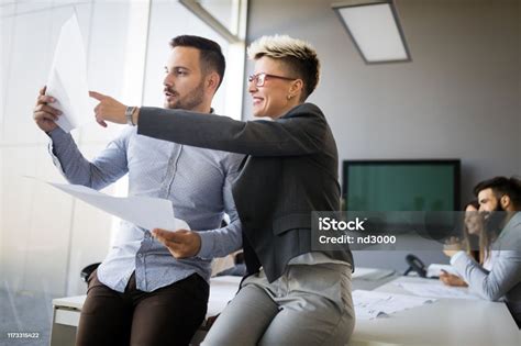 현대 사무실에서 비즈니스 프로젝트에 협력하는 동료 그룹 경영자에 대한 스톡 사진 및 기타 이미지 경영자 금융 기업 문화