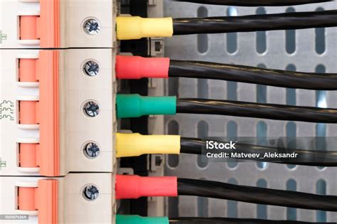 전기 분배 전선용 상자 배선이 있는 Plc 제어판 전원 및 배전 전기용 Lectric 제어판 인클로저 0명에 대한 스톡 사진 및