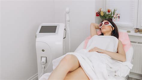 다리에 제모 의료 클리닉에서 레이저 절차 뷰티 살롱 스파 컨셉의 아름다운 매끄러운 여성 다리 레이저 스킨 케어 배너 절차가