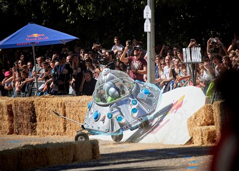 Red Bull Autos Locos La Carrera De Coches Disparatada Y Loca De Red