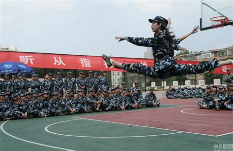 山东一高校军训 舞蹈系女生“一字马”拉筋社会环球网