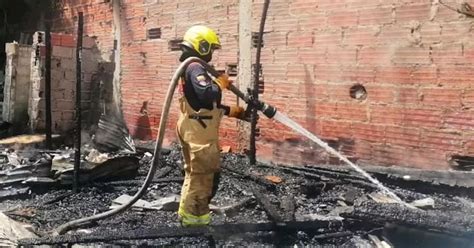 San Francisco Voraz Incendio Destruyó Una Casa De Madera Y Zinc En San