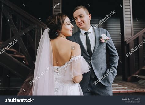 Stylish Groom Gray Suit Meets Beautiful Foto Stok 2095944856 Shutterstock