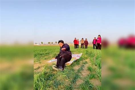 农村大妈欢乐多，这样小麦地里翻跟头好欢乐的节奏，大妈们的快乐也是很简单大妈麦地节奏
