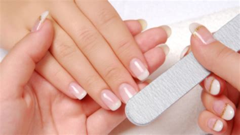 El truco casero para quitar los dolorosos padrastros de las uñas