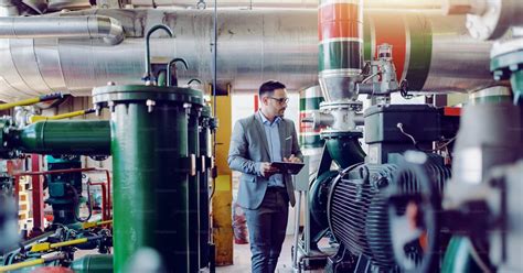 양복을 입고 머리에 헬멧을 쓰고 태블릿을 손에 들고 걷는 잘 생긴 백인 감독관의 전체 길이 발전소 내부 사진 Unsplash의 세르비아 이미지