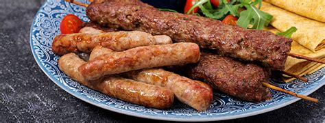 터키어와 아랍어 전통적인 라마단 믹스 케밥 접시 아다나 양고기 토마토 소스를 곁들인 라 쉬 빵 배너 고기에 대한 스톡 사진 및 기타 이미지 Istock