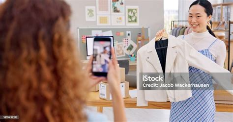 패션 인플루언서 전화 방송 또는 아시아 여성 소상공인 및 스트리밍 의류 디자인 또는 가죽 재킷 모바일 촬영 전자 상거래 비디오 블로그 및 일본인 쇼 소매 제품 20 24세에