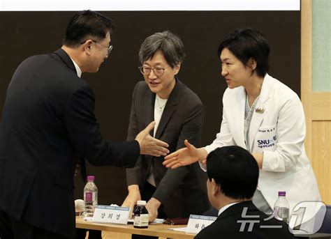 손 내미는 사회수석 뉴스1