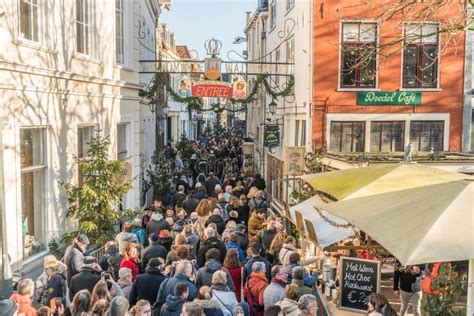 Visitantes Que Incorporan El Festival Anual De Dickens En La Ciudad